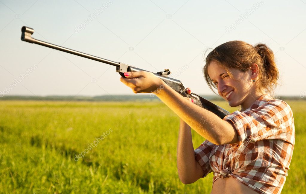Girl aiming a pneumatic rifle — Stock Photo © Jim_Filim #5435237