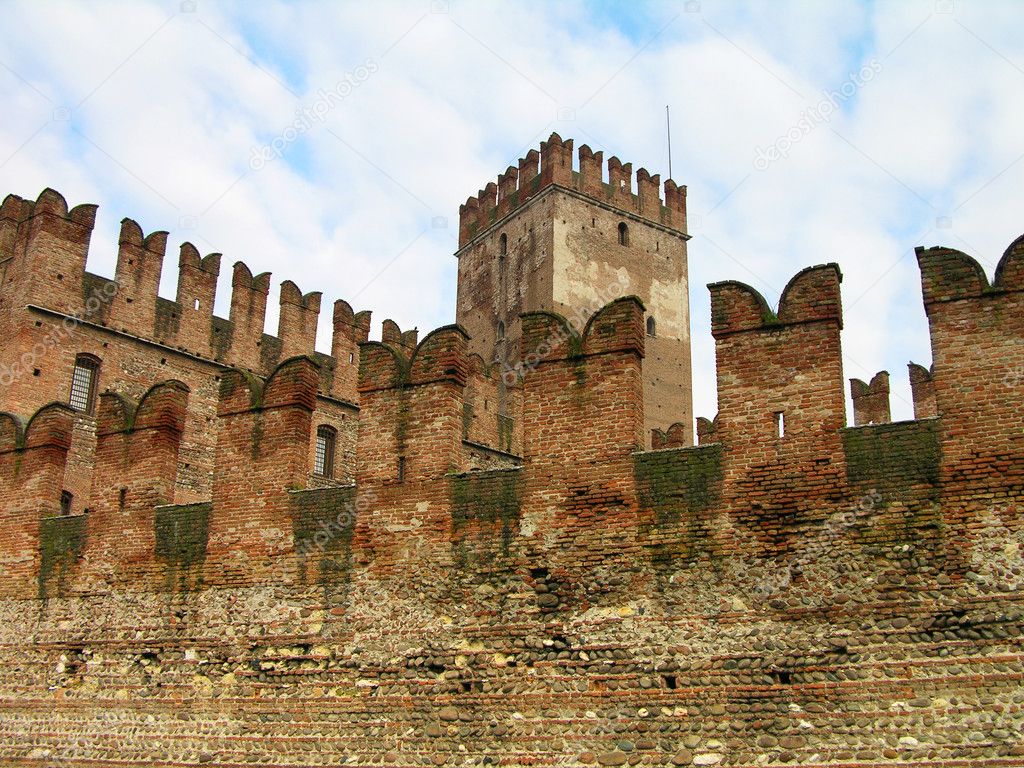 Castelvecchio (Old Castle) in Verona, Italy — Stock Photo © karnizz ...