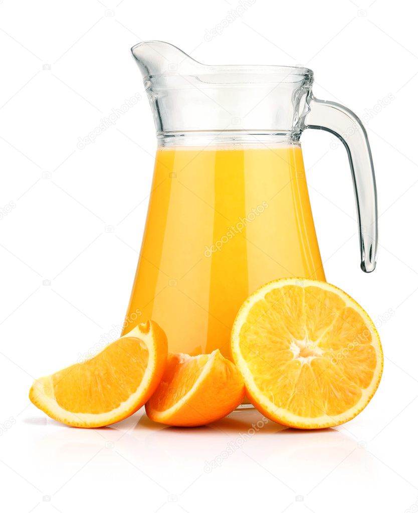 jarra de jugo de naranja y frutas naranjas aislados — Foto stock ...