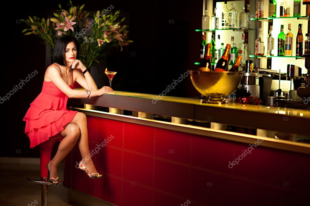 Dame in rot an der Bar sitzen — Stockfoto © shotsstudio #6111089