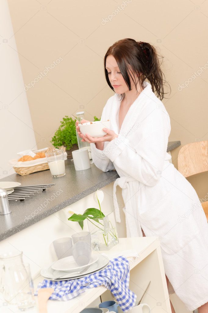 Chica estudiante joven desayunar en la cocina: fotografía de stock ...