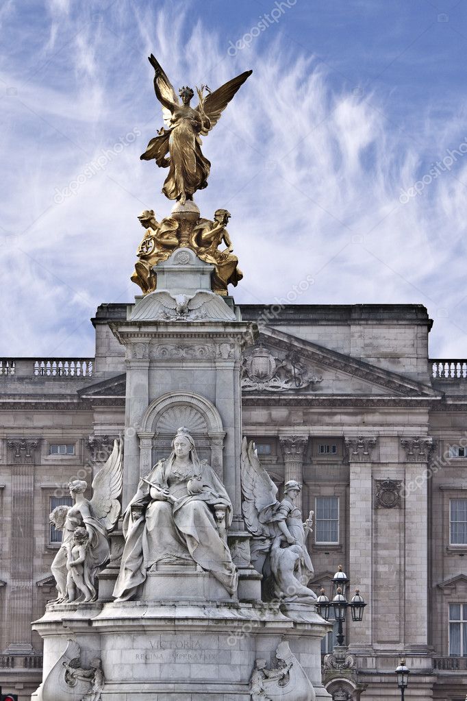 Queen Victoria memorial near Buckingham Palace — Stock Photo ...