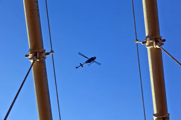 Helicopter overflying Brooklyn Bridge in New York — Stock Photo ...
