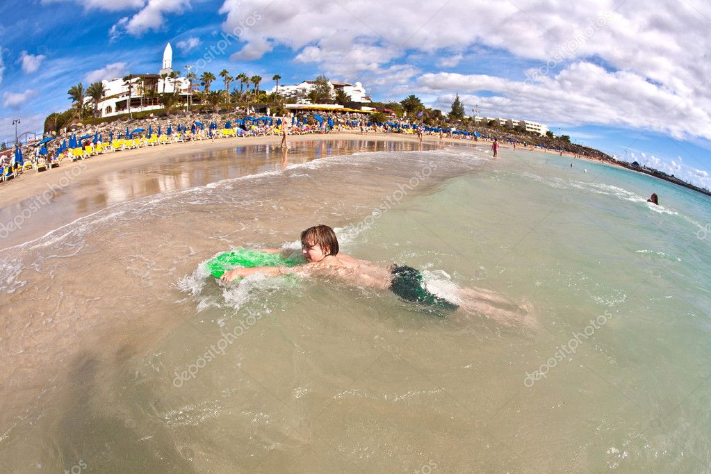 Chico se divierte en la playa: fotografía de stock © Hackman #5677487 ...