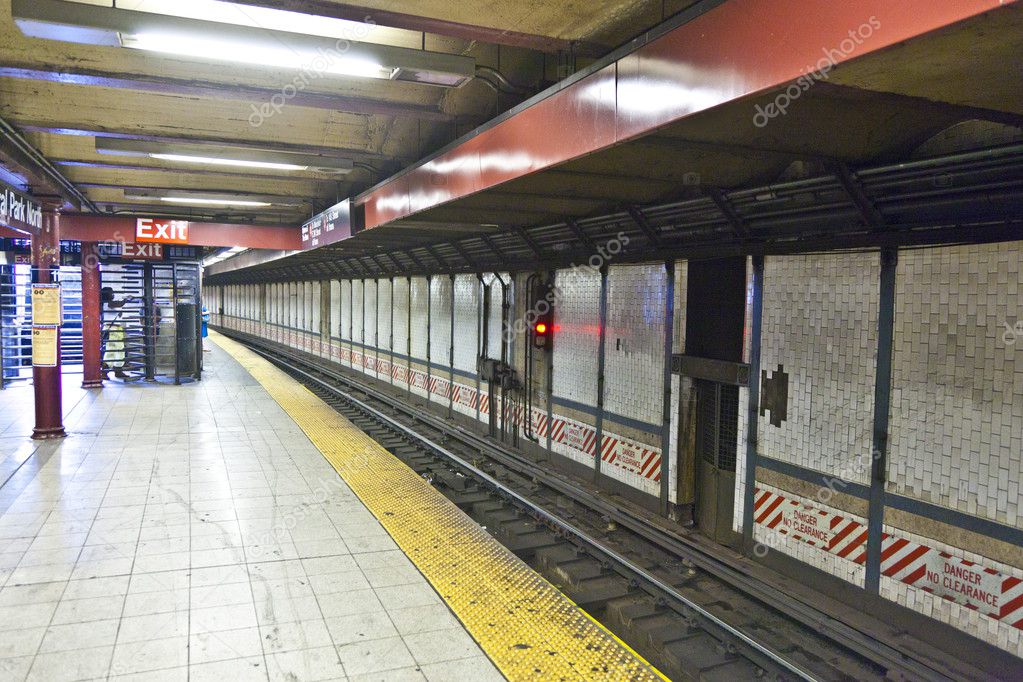 Train arrives in the underground station in New York — Stock Photo ...