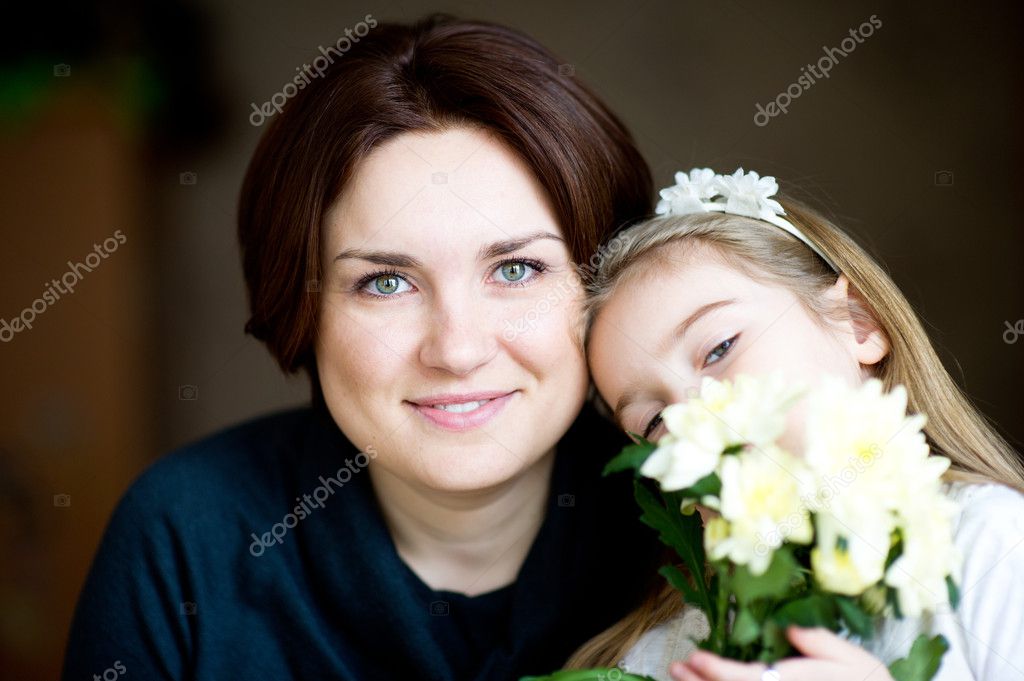 Porträtt Av Vackra Mor Och Barn Med Blommor — Stockfotografi © Alinute
